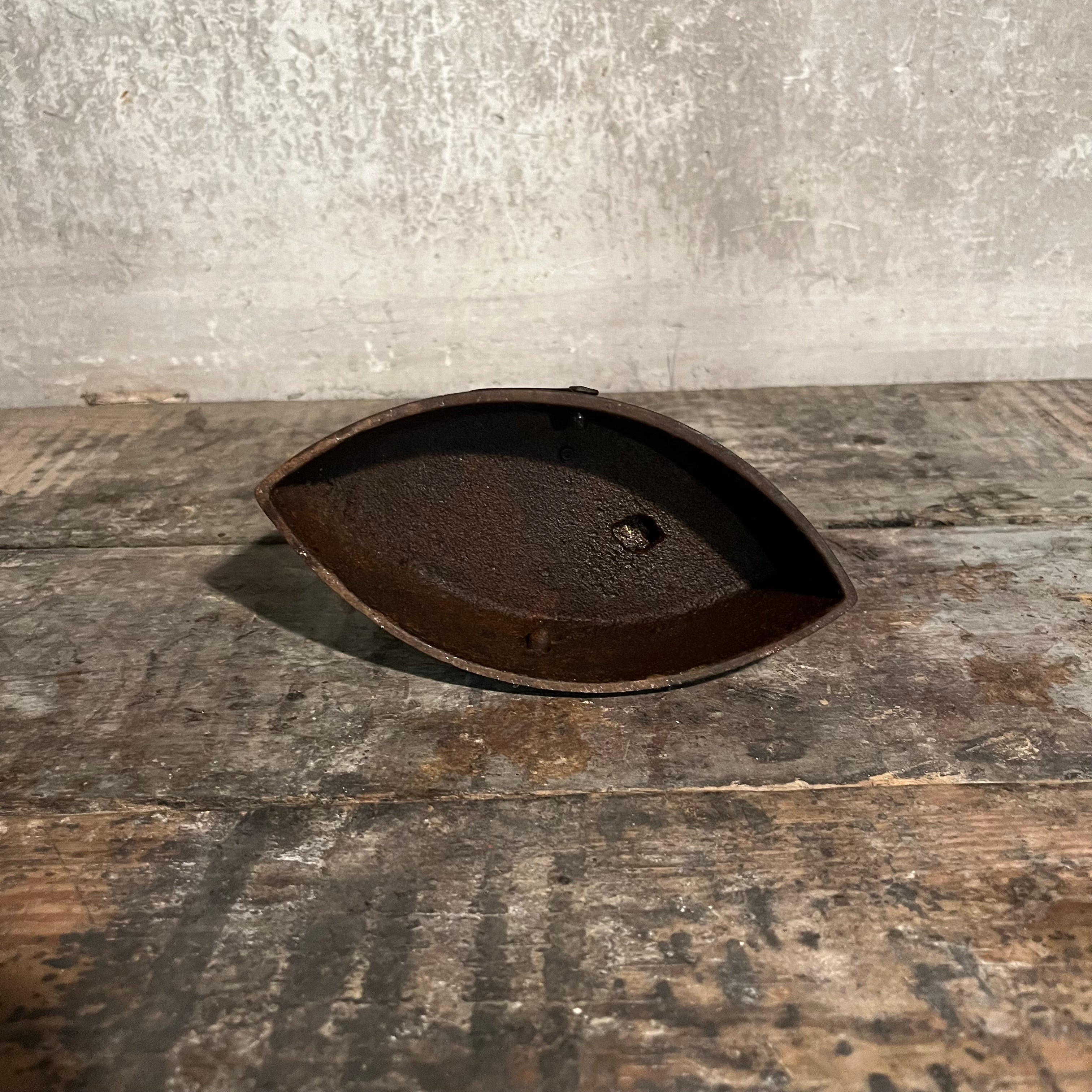 Sad Iron - Shell – victoriarescuesvintage